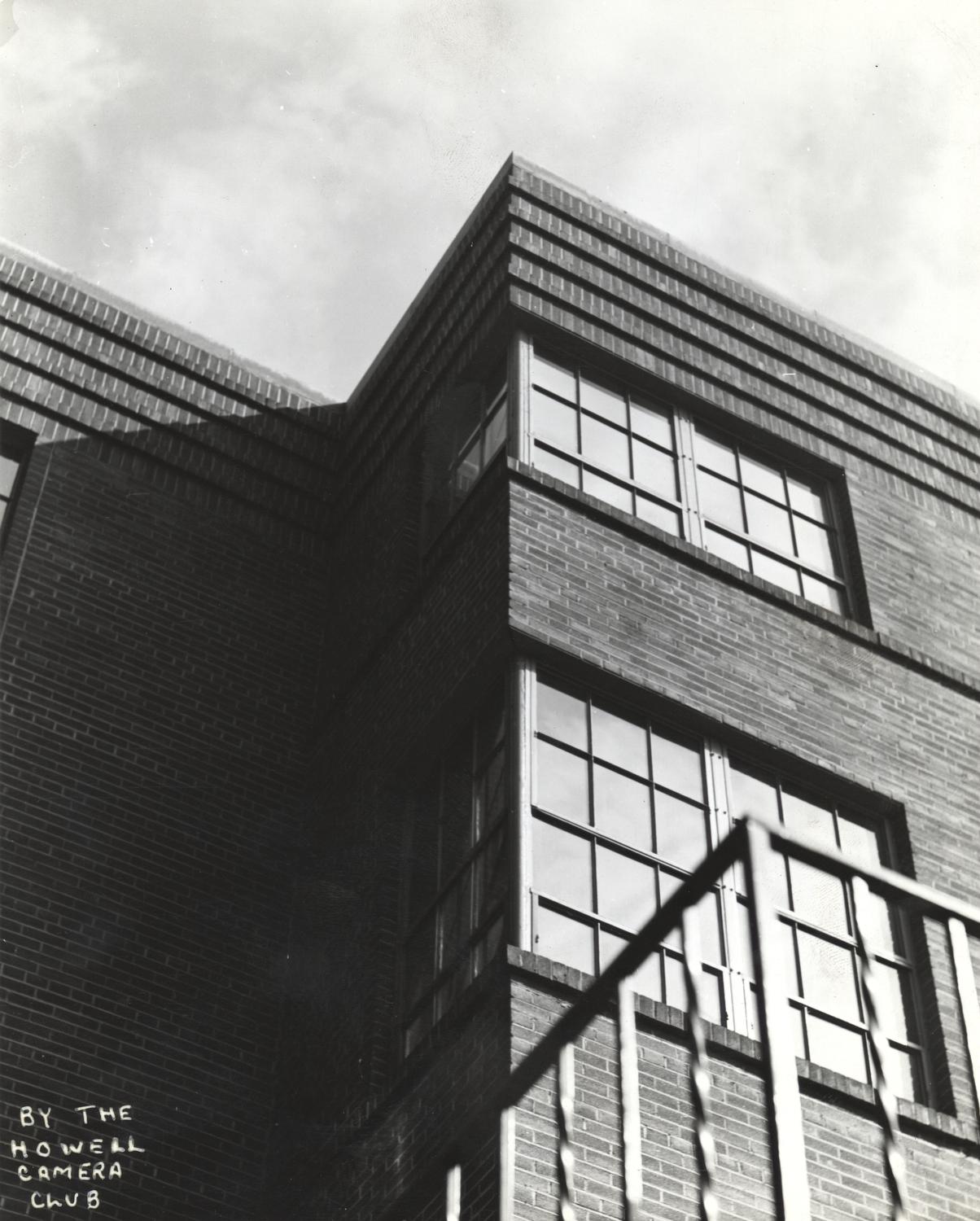 building-corner-windows-1940-pilsen-chicago – Roger Sherman house